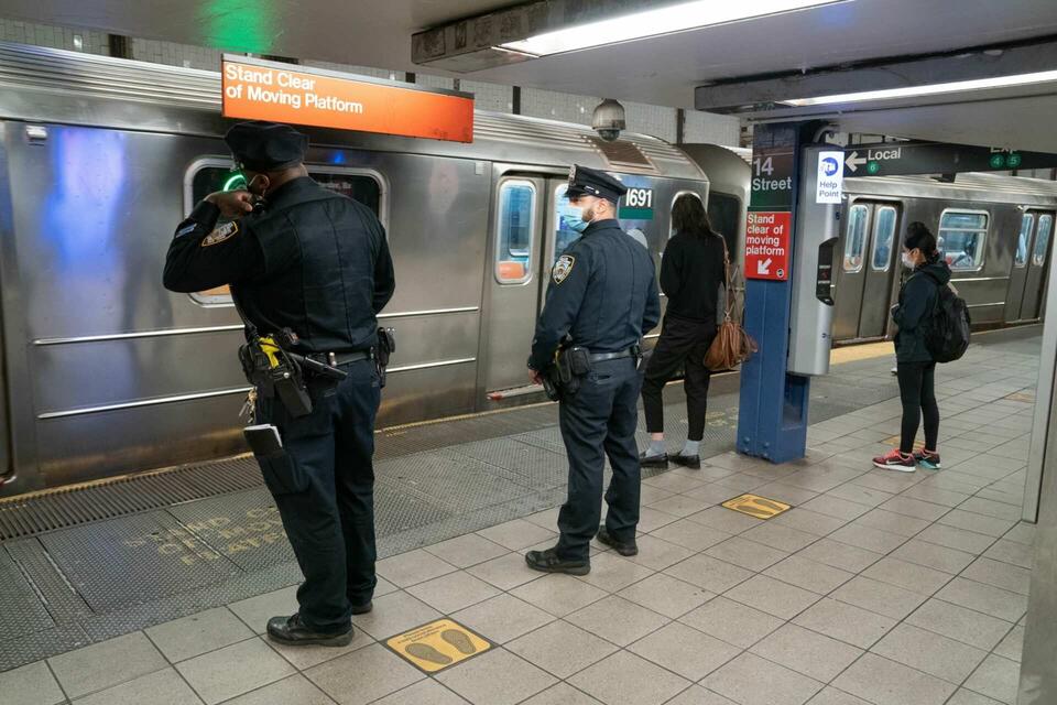Vigilante fake NYPD cop pepper-sprays Manhattan tourist subway fare ...
