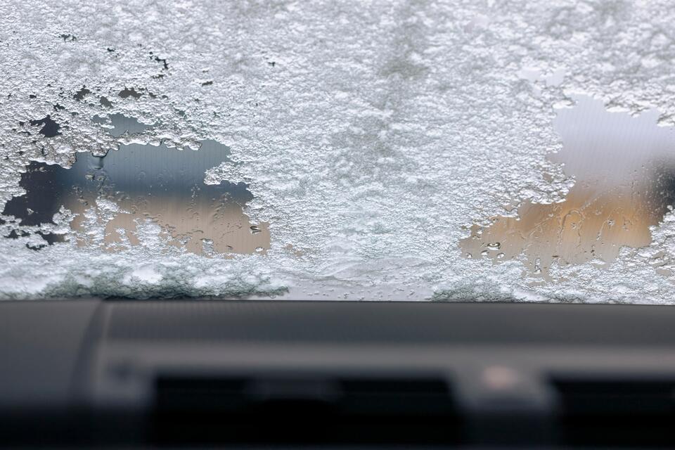 5 Quickest Ways to Clear and Defrost Your Windshield - NewsBreak