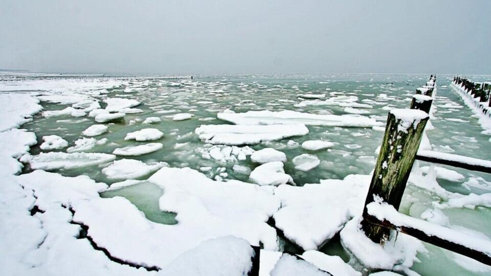 Sub disappears under Antarctic ice after finding structures no one can ...
