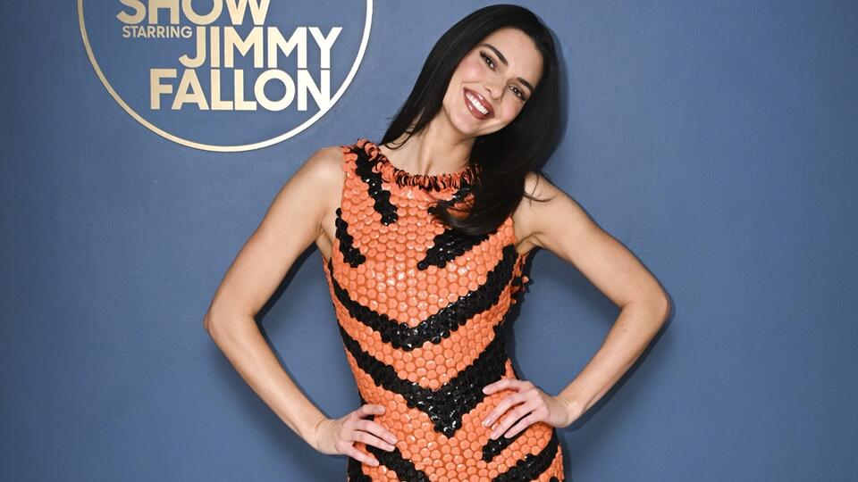 Kendall Jenner Roars in Tiger-Inspired Look on Jimmy Fallon - NewsBreak