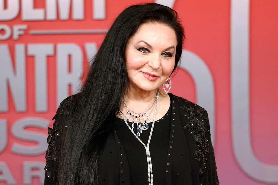 Crystal Gayle Gives Health Update After Being Forced to Back Out of ...