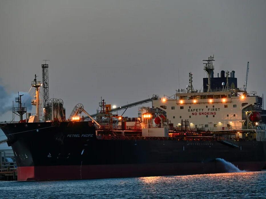Salvage crews call off Red Sea oil tanker operation amid ongoing danger
