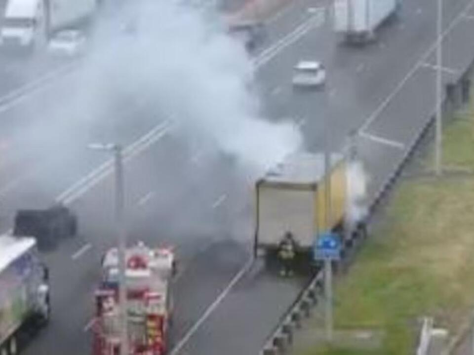 Truck fire on Staten Island Expressway prompts FDNY, hazmat response