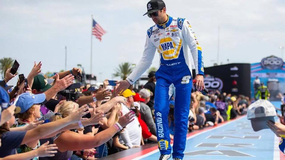 Chase Elliott Drops Powerful Tribute with 11-Year-Old Cancer Patient’s ...