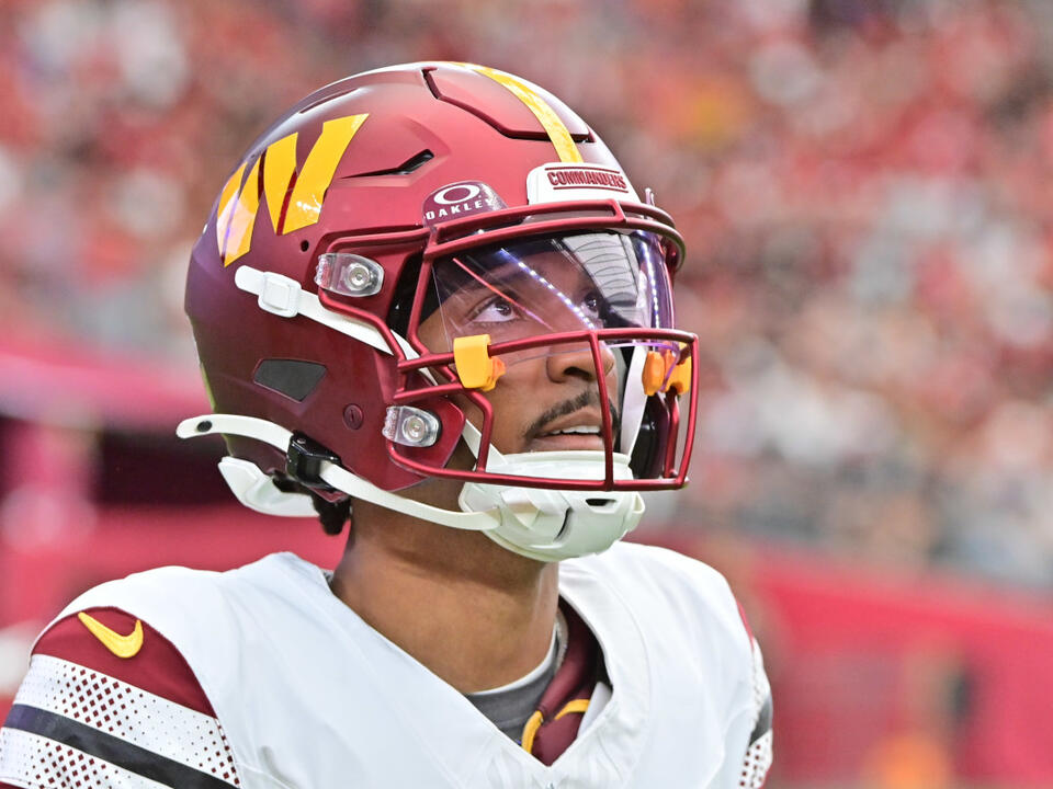 Jayden Daniels' Mom Has Cryptic Reaction to Insane Hail Mary TD in ...