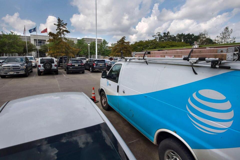 AT&T blames third-party for fiber line cut that led to hours of 911 ...