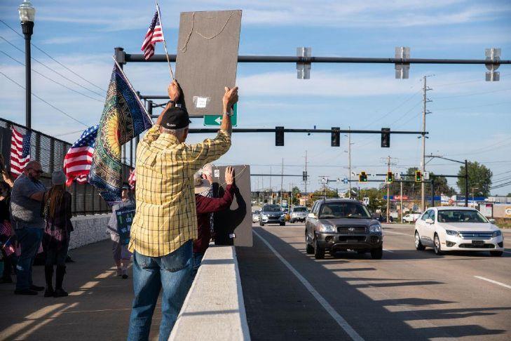 Citizens rally on state Route 94 bridge - NewsBreak