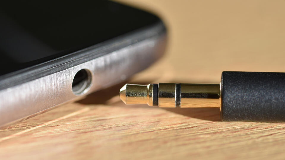 5 Weird Gadgets You Can Plug Into Your Headphone Jack - NewsBreak