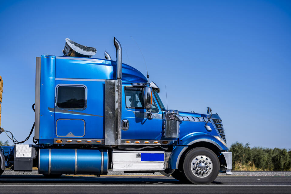 DAT: Spot flatbed volumes surged in March - NewsBreak
