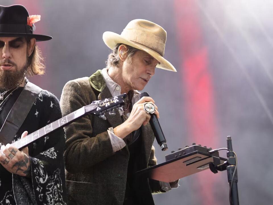 Jane's Addiction's Perry Farrell issues apology for 'inexcusable ...