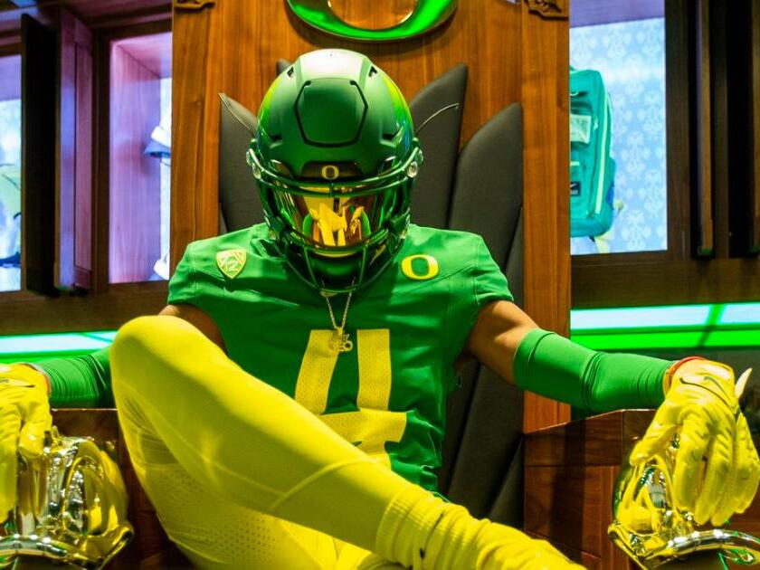 No. 1 WR Dakorien Moore and 4-star QB commit Akili Smith Jr. visit Oregon