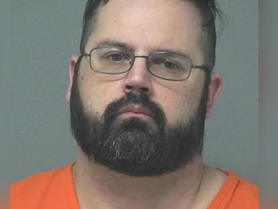 Ex-corrections officer accused of accepting bribe to sneak cellphone to ...