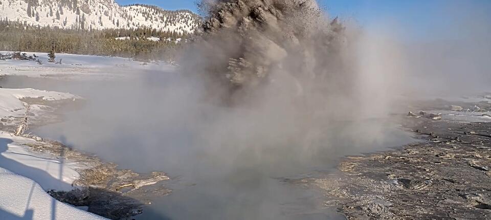 See Latest Eruption at Yellowstone’s Black Diamond Pool - NewsBreak