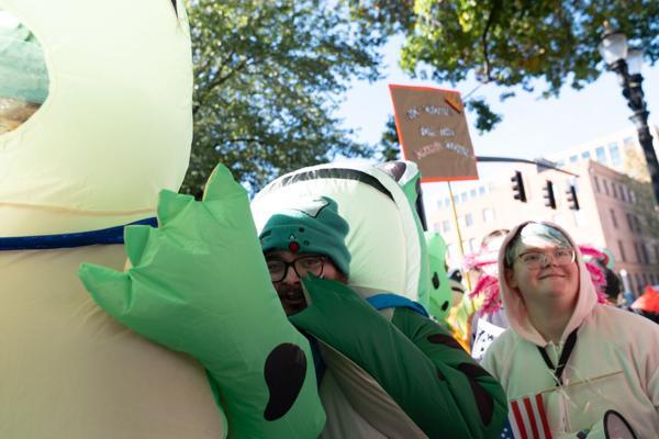 How inflatable costumes ballooned at anti-Trump rallies due to a ...