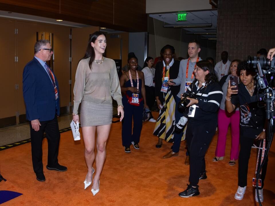 Caitlin Clark's Orange Carpet Fail Leaves Fans Loving WNBA Rookie More