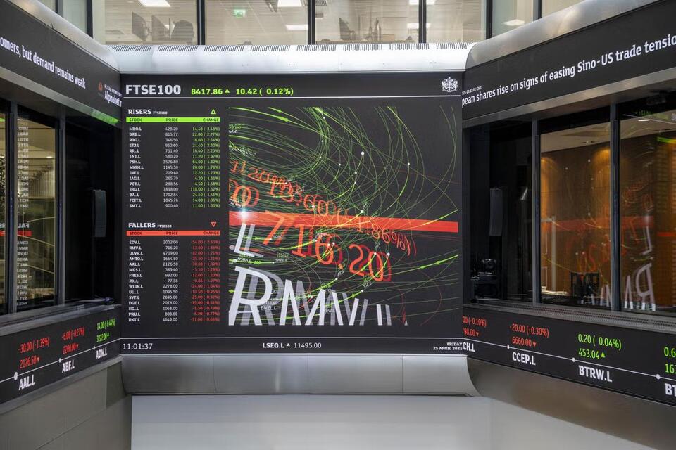 Political unease sparks increase in UK bond yields as FTSE 100 dips ...