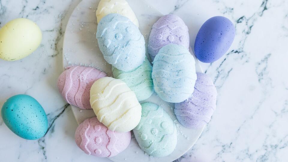 The Viral Easter Egg Bath Bomb You Can Actually Make at Home (Kids ...