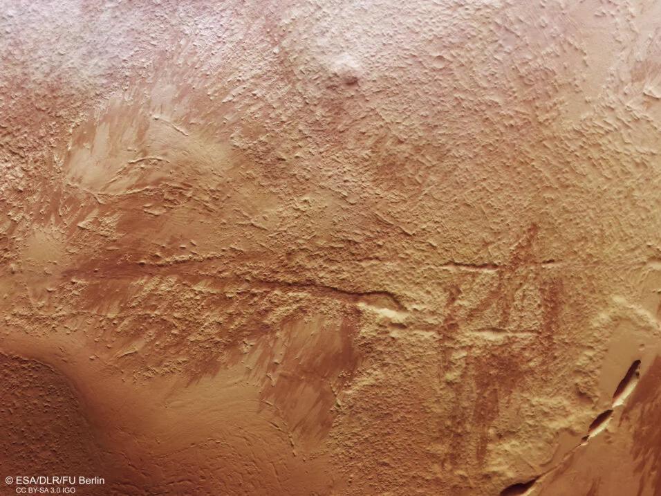 Mars-Orbiting Spacecraft Captures ‘Snaking Scar’ Across the Base of ...