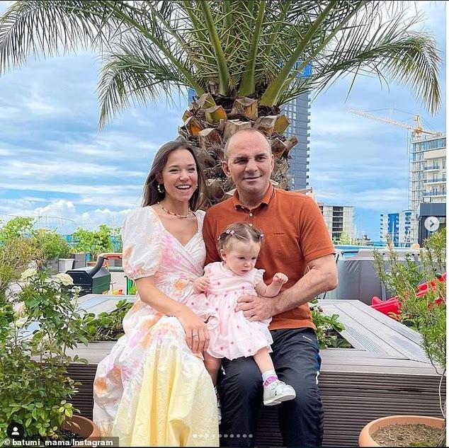 Influencer who had 21 surrogate babies with her murderer husband makes ...