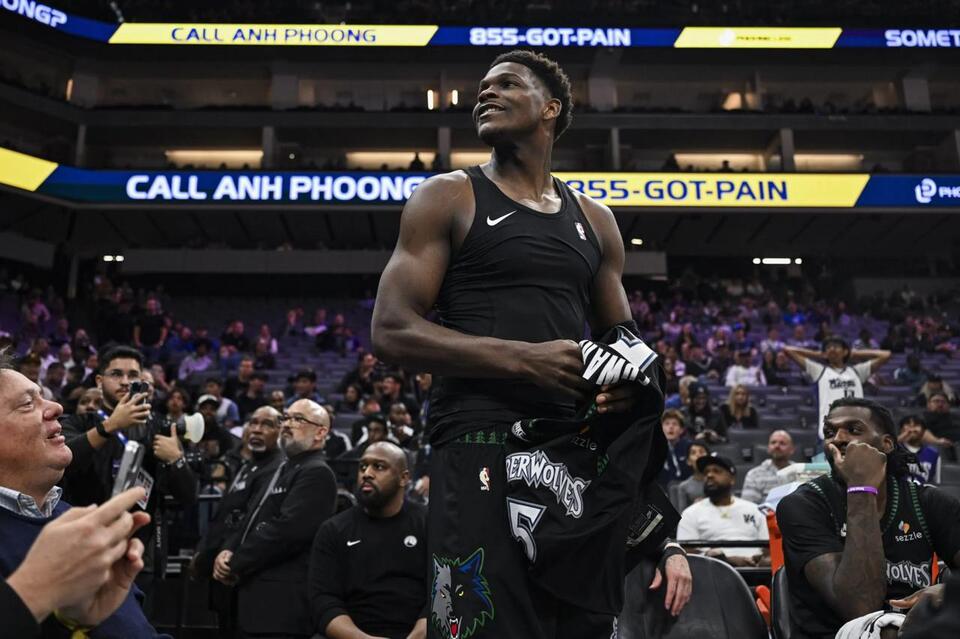 Timberwolves Star Anthony Edwards’ Heartwarming Moment With Young Fan ...