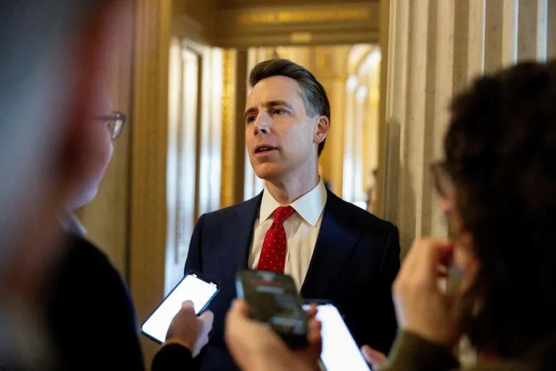 'Don’t believe your lying eyes!' Hawley lashes out at reporter after he ...