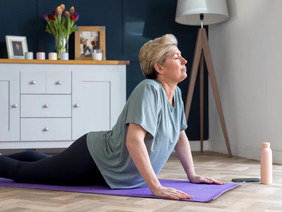 Physical Therapists Share 6 Stretches for Sciatica That Ease Pain and ...