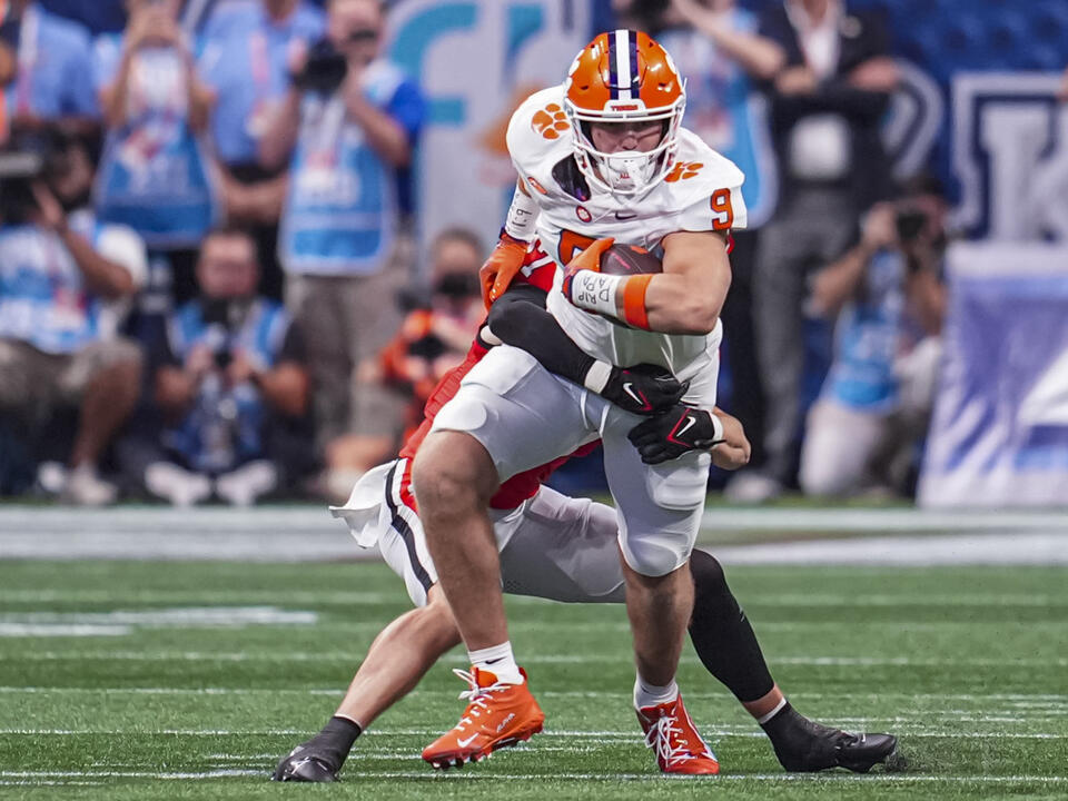 Clemson Tight End’s Spectacular One-Handed Catch Goes Viral