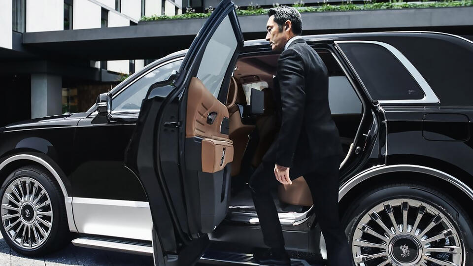 Toyota’s Most Luxurious SUV Can Now Block Out The World In Seconds ...