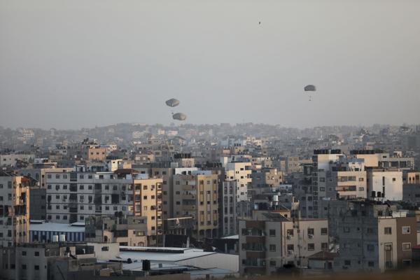 US military aircraft airdrop thousands of meals into Gaza in emergency ...