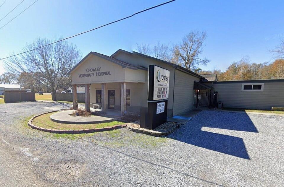 Crowley, Louisiana Vet Goes Viral for Hilarious Sign - NewsBreak