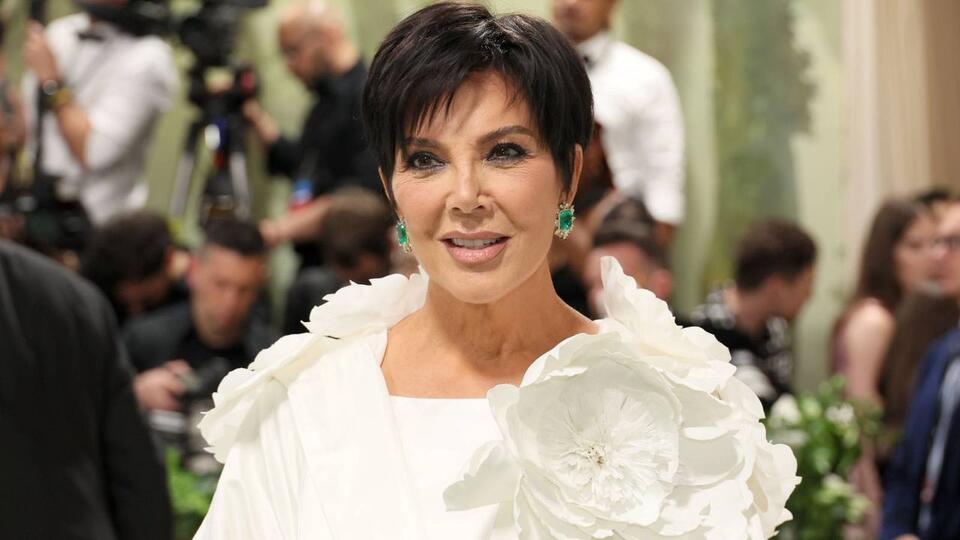 Kris Jenner Was Ahead Of The Game With Her Stunning Pink Accent Plant ...