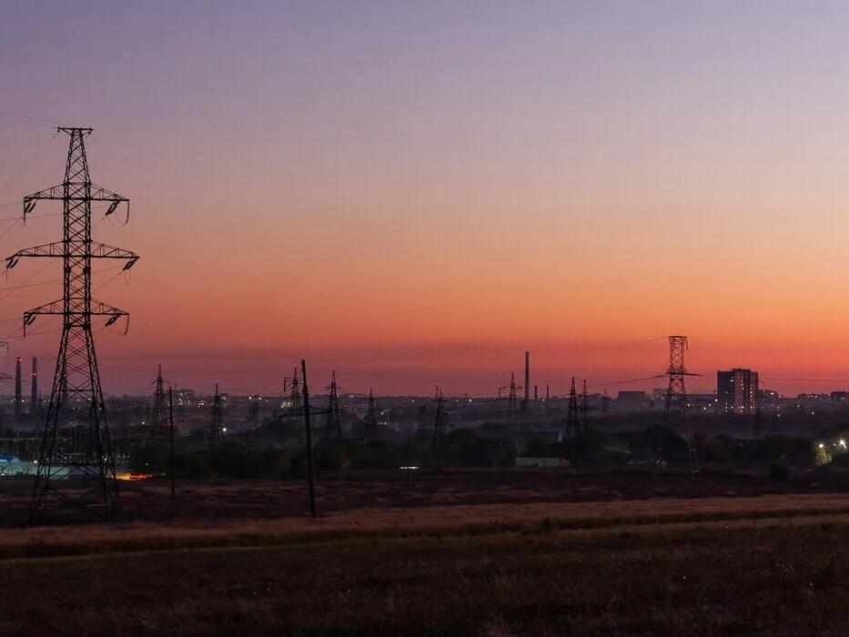 Heat waves threaten power grid stability with potential blackouts