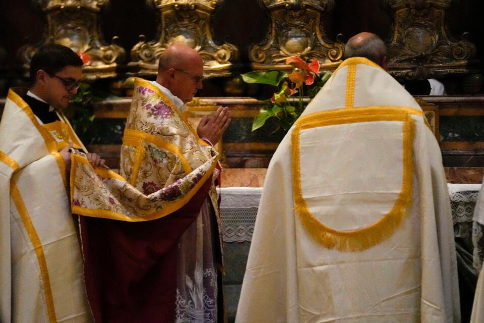 Pope Leo XIV faces first major crisis as traditional Catholics announce ...