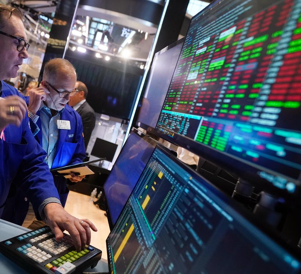 US stocks careen through a manic day following Trump's latest tariff ...