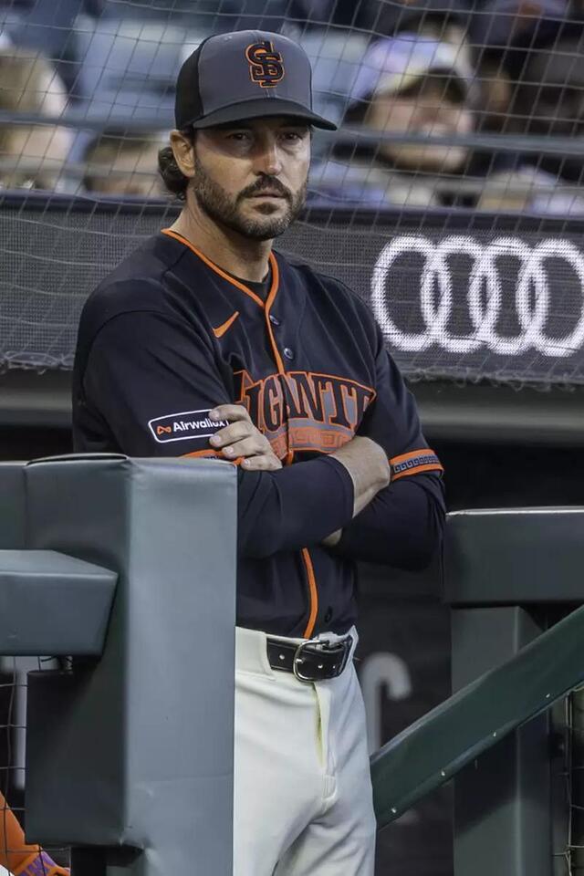 Giants Manager Throws Shade at Own Clubhouse After Fans Turn on Team ...