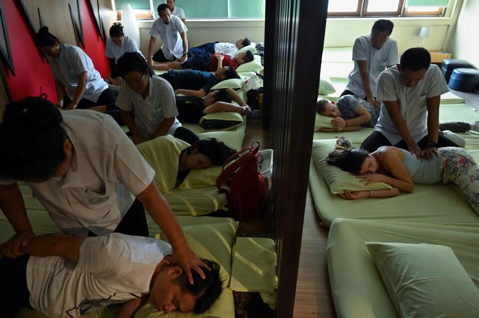 Death of singer, 20, sparks warnings against ‘neck-twisting’ massages ...