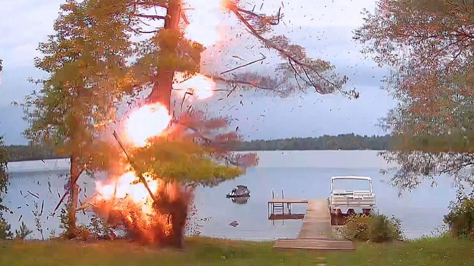 See dramatic moment powerful lightning bolt sparks fiery scene - NewsBreak