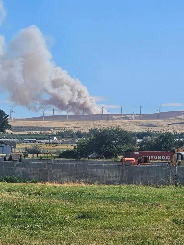 Firefighters contain fast-moving grass fire south of Kennewick - NewsBreak