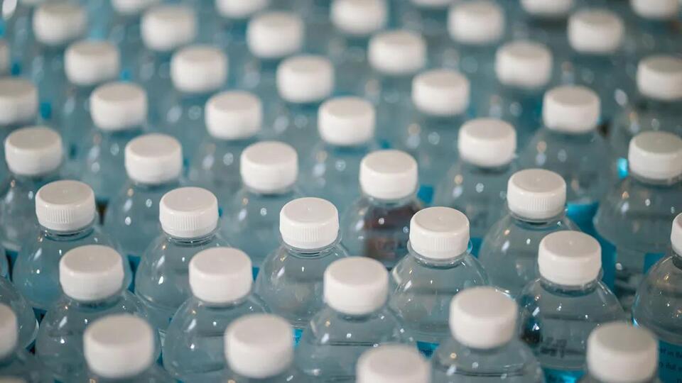 What's in your water? Plastic water bottles contain dangerous ...