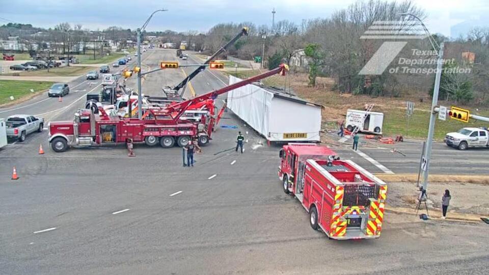 Mobile home turns over in wreck during transport on Tyler loop - NewsBreak