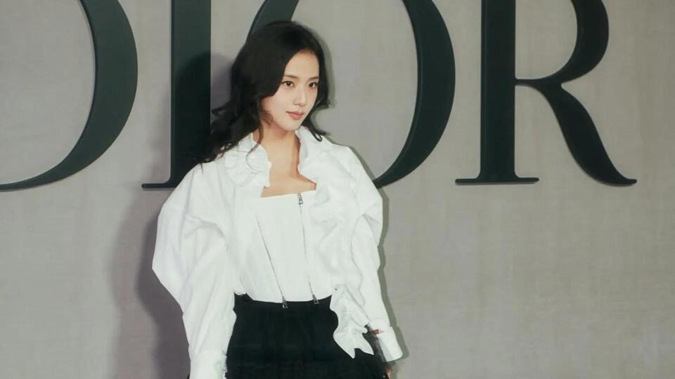 "JAW DROPPING FACE": Fans swoon over BLACKPINK's Jisoo's look for Vogue magazine - NewsBreak