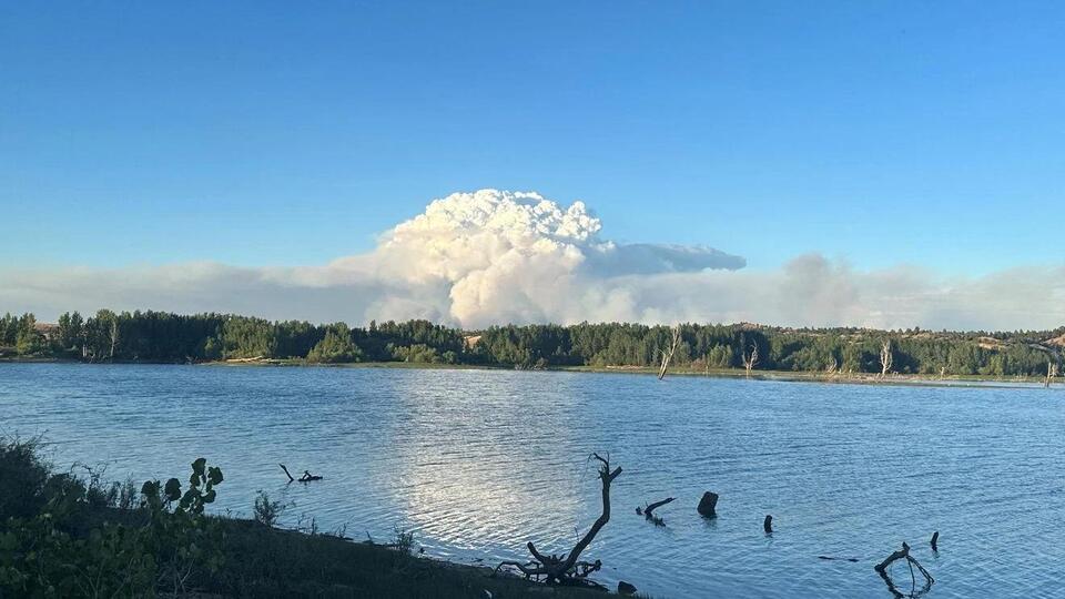 Firelines hold as breezy conditions hit 196,000-acre Remington Fire ...