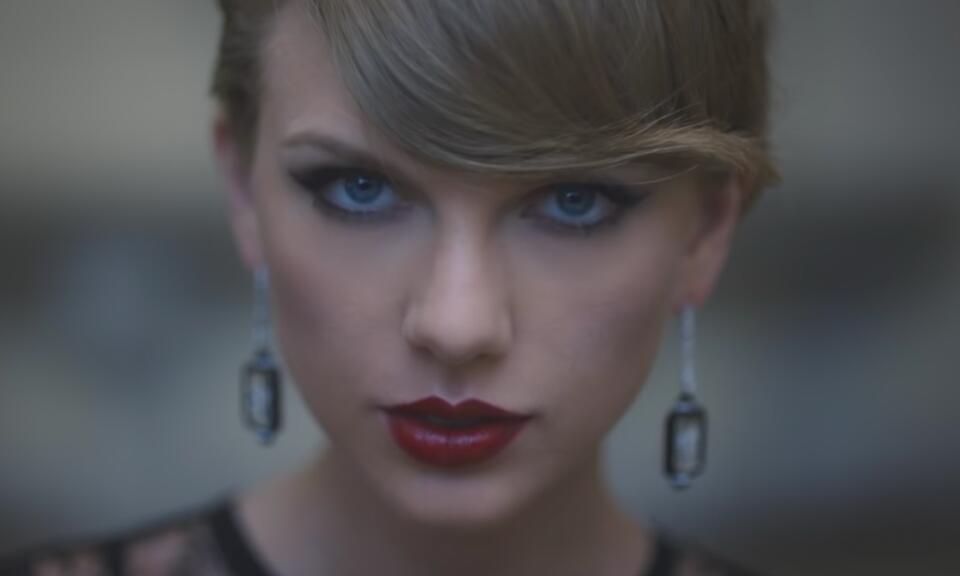 Anderson Cooper reacts to Taylor Swift’s ‘Wood’ - NewsBreak