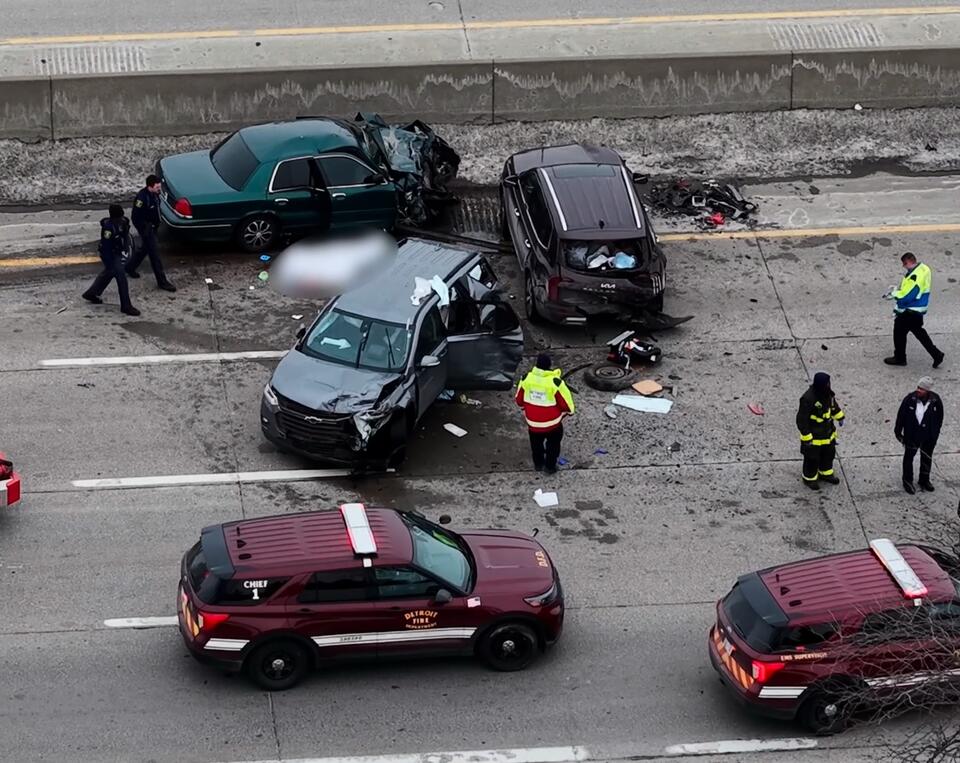 2 dead after crash on I-75 in Detroit - NewsBreak