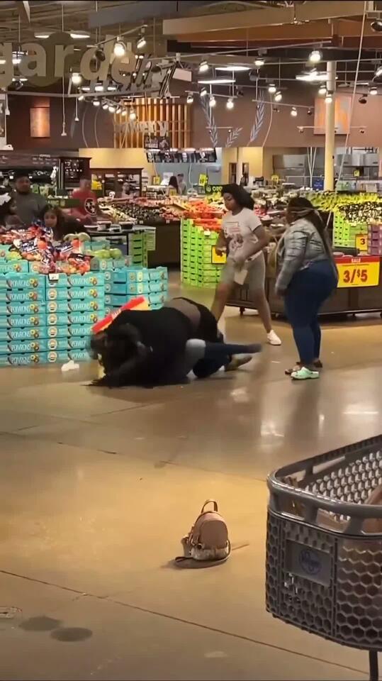 Fighting In Kroger In Jackson Because She Told Her On Social Media That ...