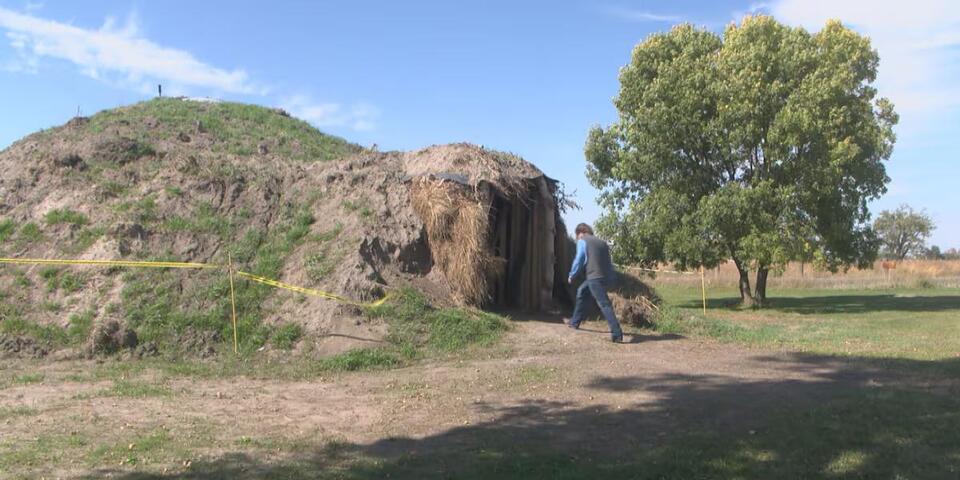20-year-old Stuhr Museum worker rebuilds Pawnee earth lodge in honor of ...
