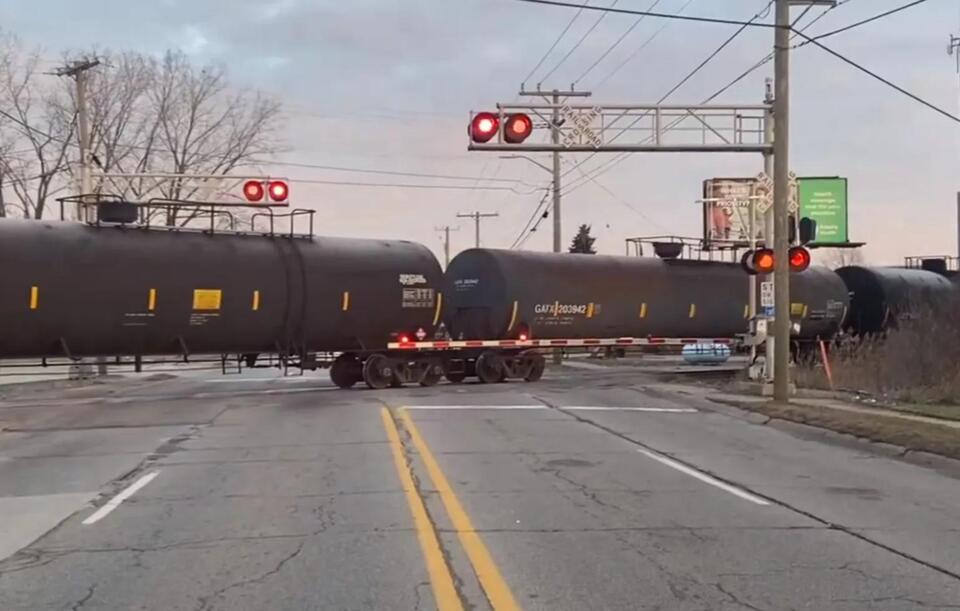 Freight train halted on tracks in Macomb County snarls traffic for over ...