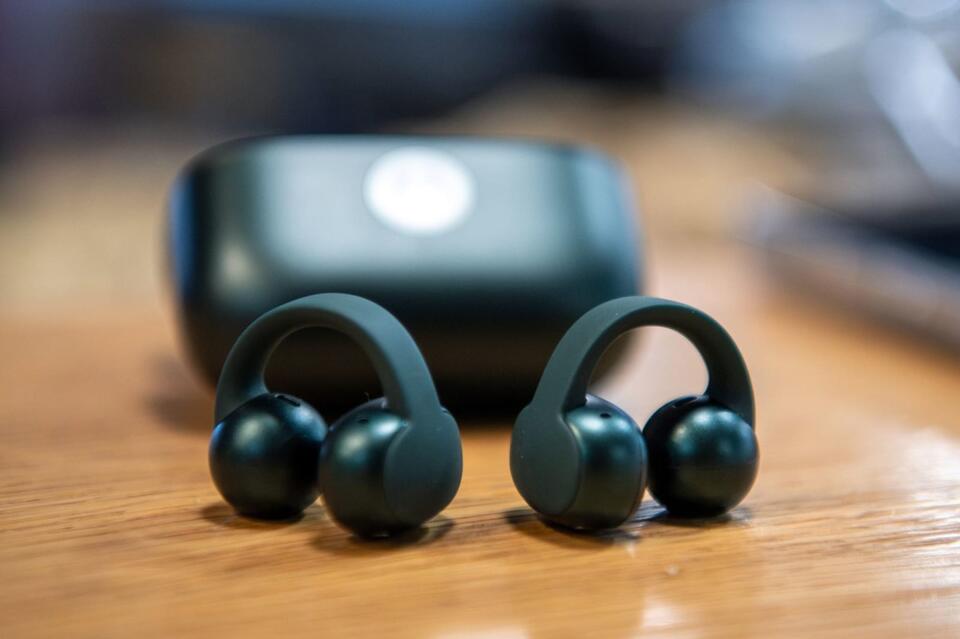Earbuds reinvented: Are the Moto Buds Loop worth it - or just weird ...