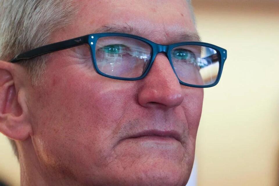 Mark Gurman Says Tim Cook Likely To Remain As Apple CEO Through At ...