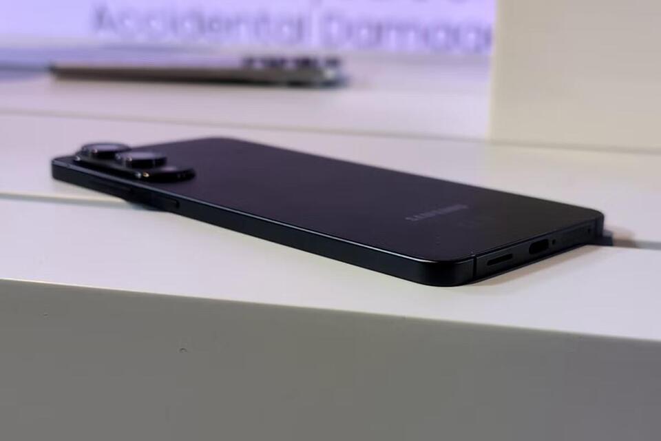 Samsung’s new Galaxy phone is razor thin, but will it affect ...